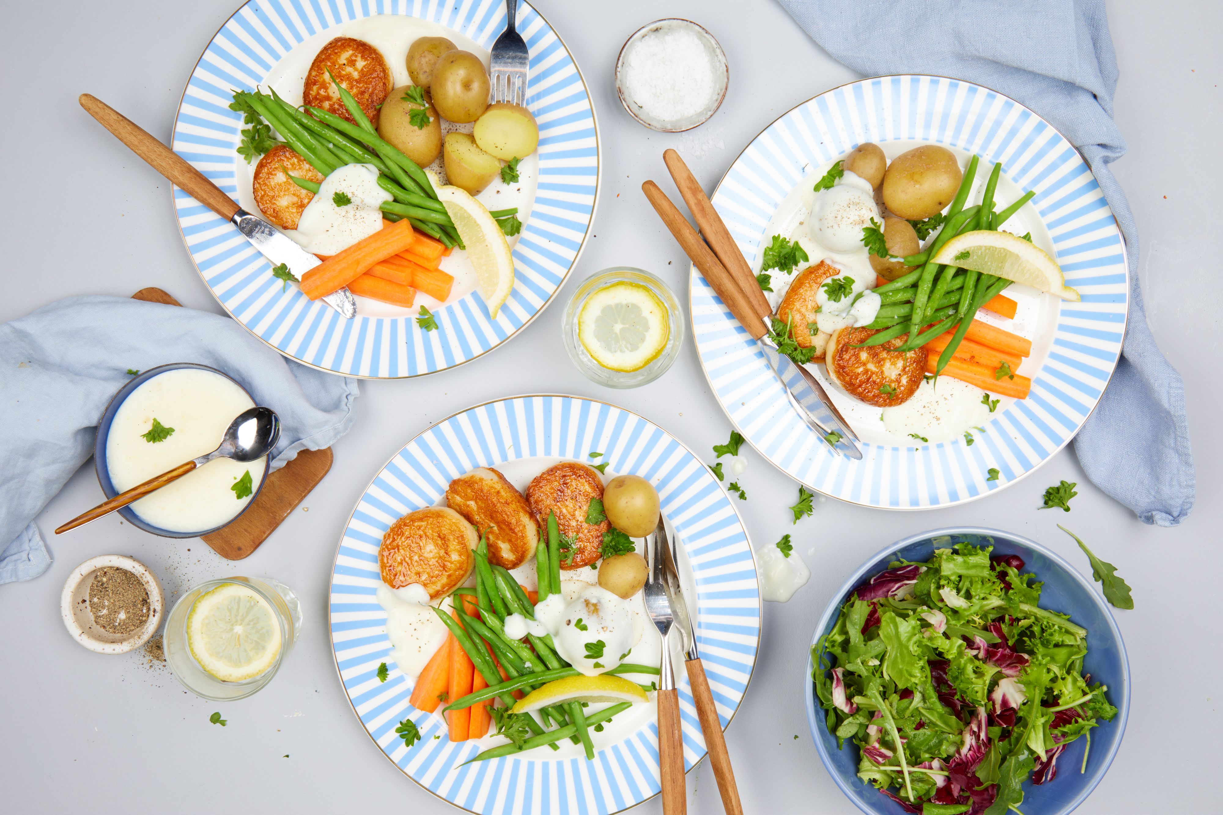 Fiskekaker med kokte poteter og hvit saus | Obs.no