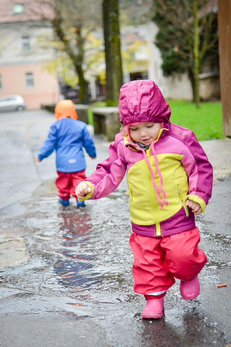 Slik kan du vite om barnas regntøy holder vann | Obs.no