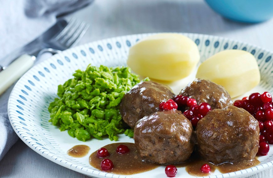 Oppskrift på kjøttkaker, ertestuing og brun saus | Obs.no