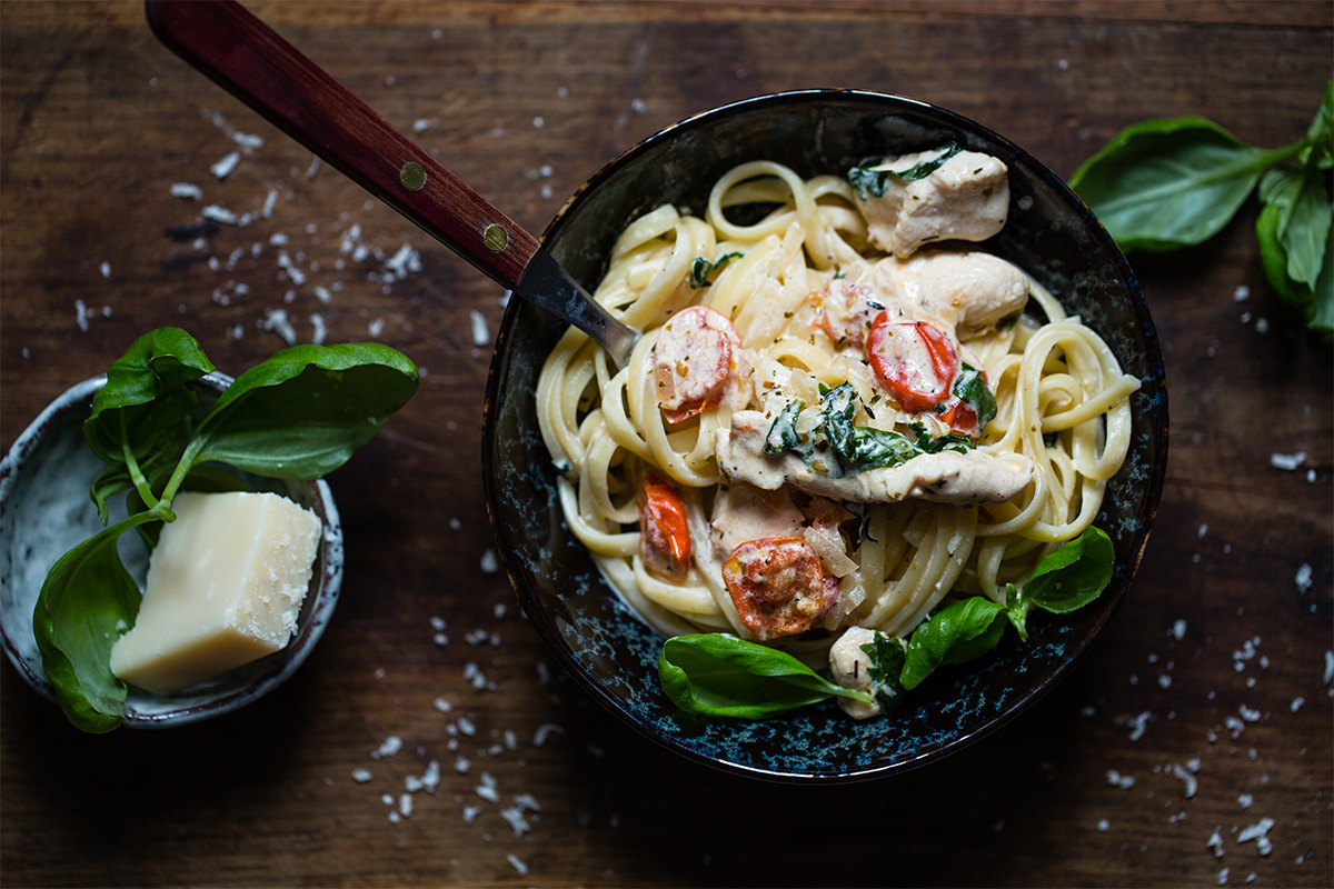 Kremet pasta med kylling og cherrytomater | Obs.no