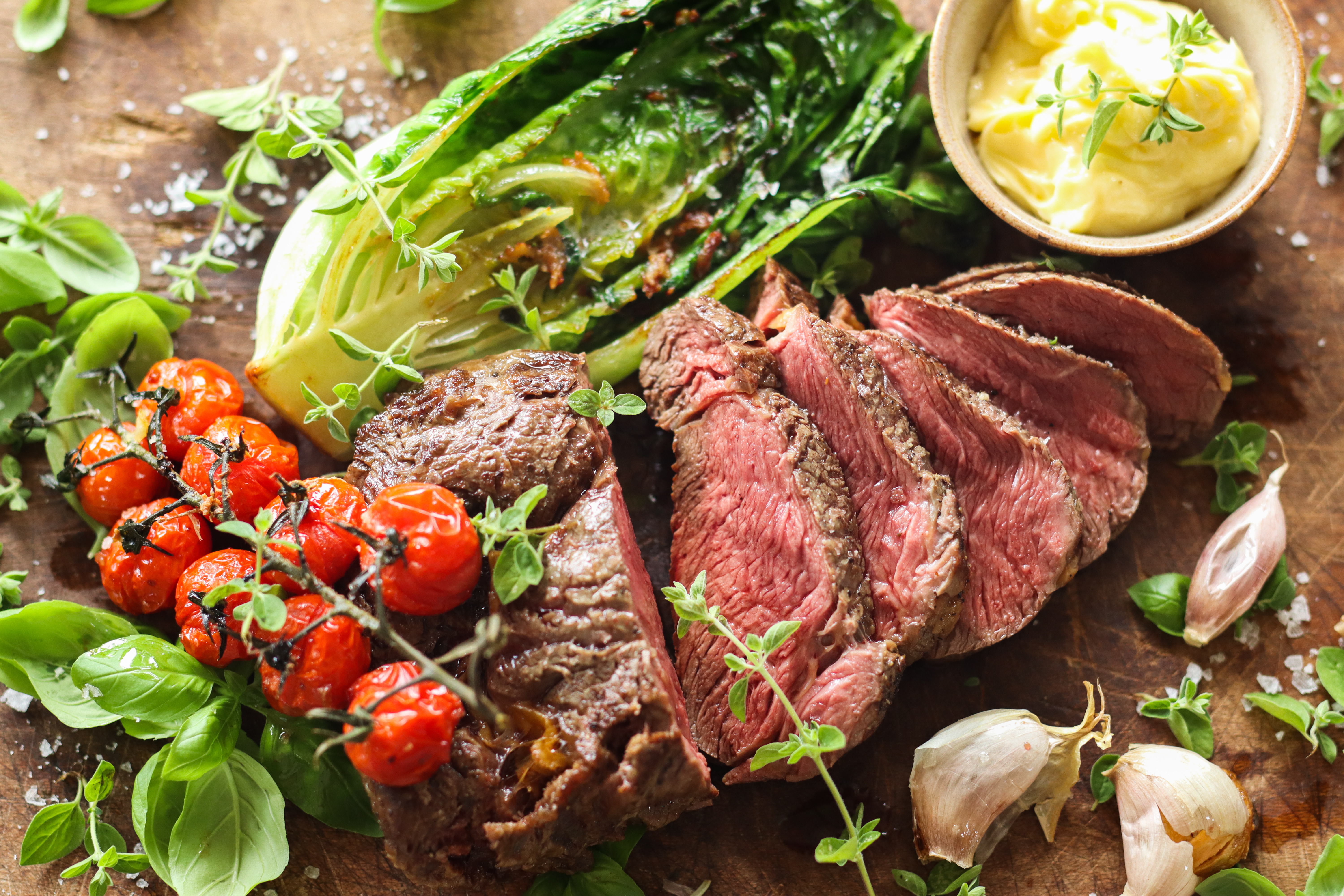 Helgrillet entrecote med grillet hjertesalat og hvitløkssmør | Obs.no