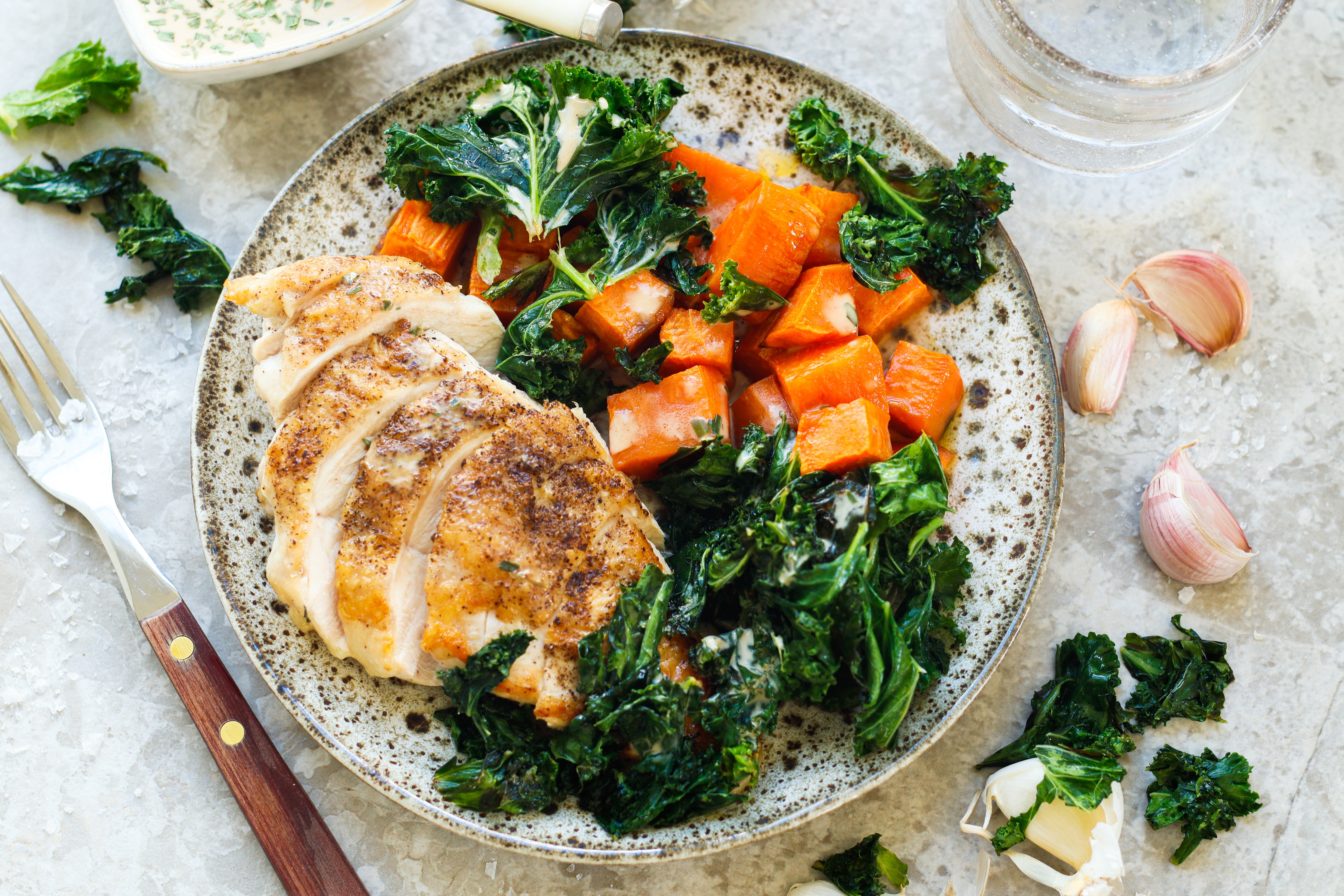 Kyllingfilet med skinn, søtpotet, grønnkål og en digg saus | Obs.no